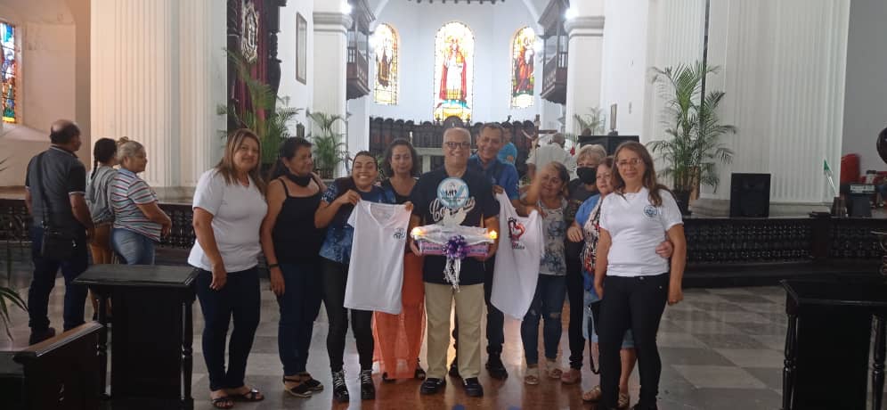 Manos que oran y ayudan: la fe llevada a obras - Diario Católico